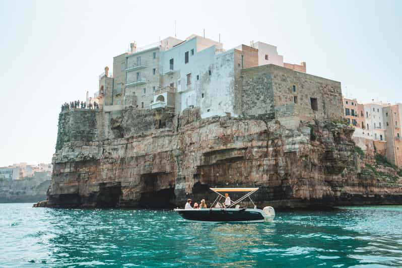 Polignano a Mare: Båtkryssning till natursköna grottor med Prosecco ...