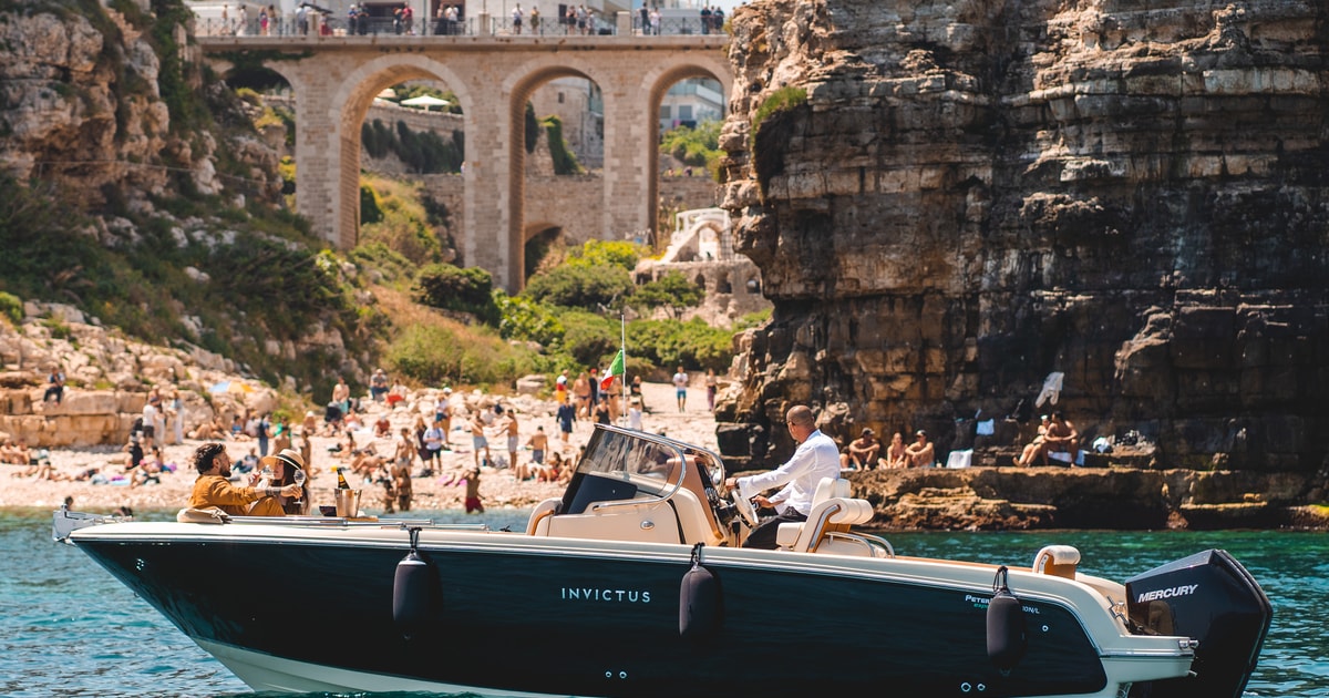 Polignano a Mare: Båtkryssning till natursköna grottor med aperitif ...