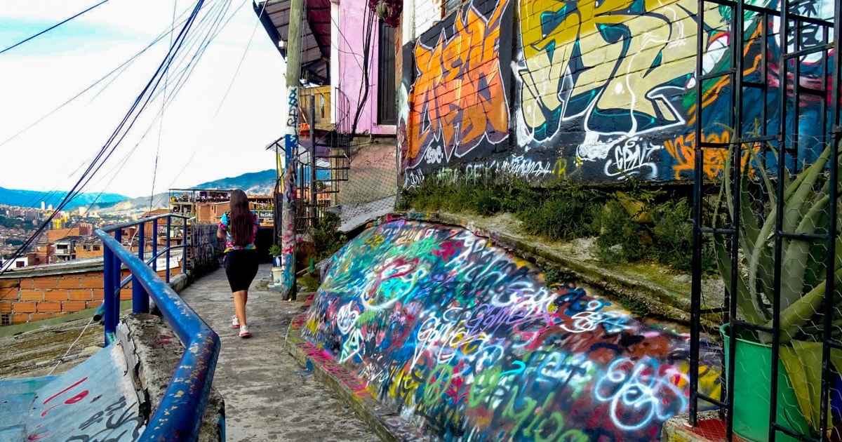 Medellín: Comuna 13 Voorbij de geschiedenis en graffiti | GetYourGuide