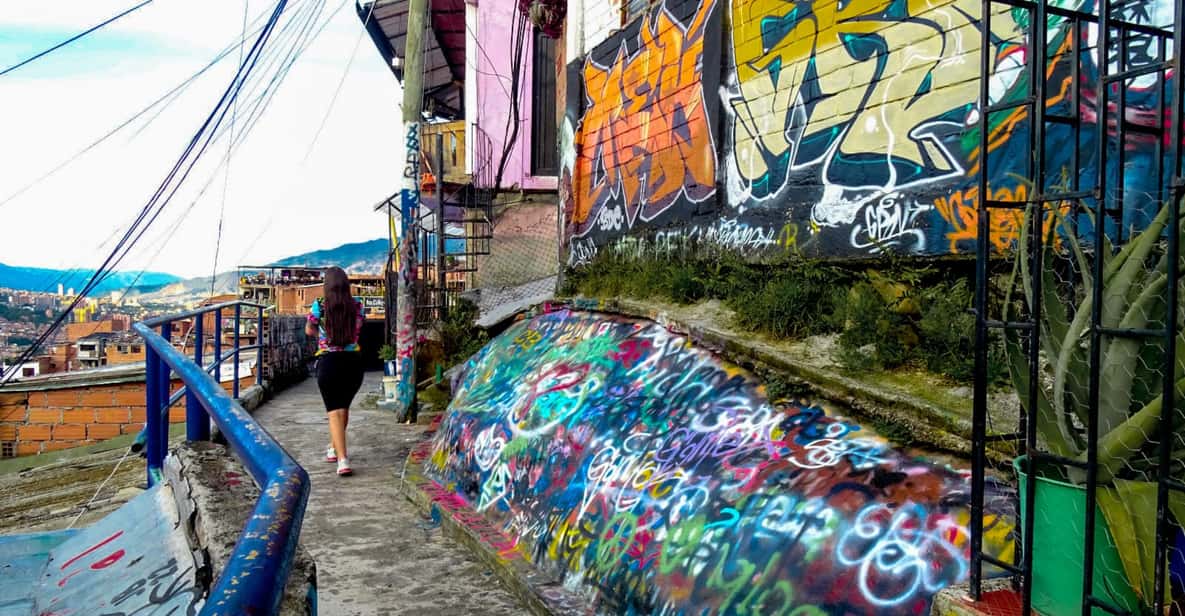 Medellín: Comuna 13 graffitour, historia y transformación | GetYourGuide