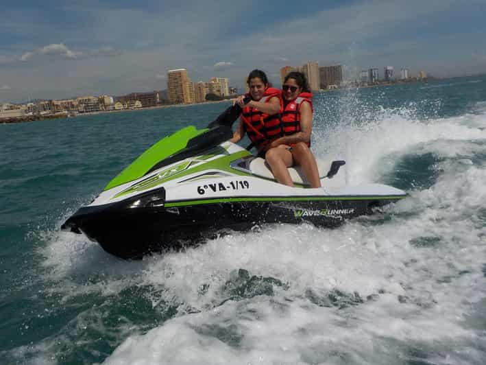 Excursión moto acuática con reportaje fotográfico | GetYourGuide