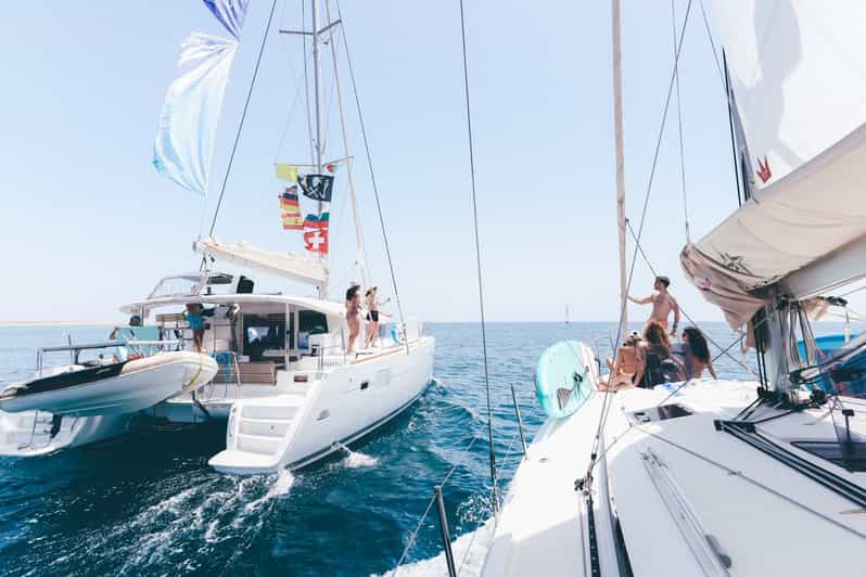 Barco en Algarve - Catamarán de lujo - Portimão | GetYourGuide