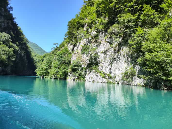 De Tirana: passeio de barco privado no rio Shala | GetYourGuide