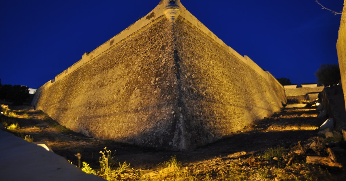 Tour delle mura al tramonto di Elvas | GetYourGuide