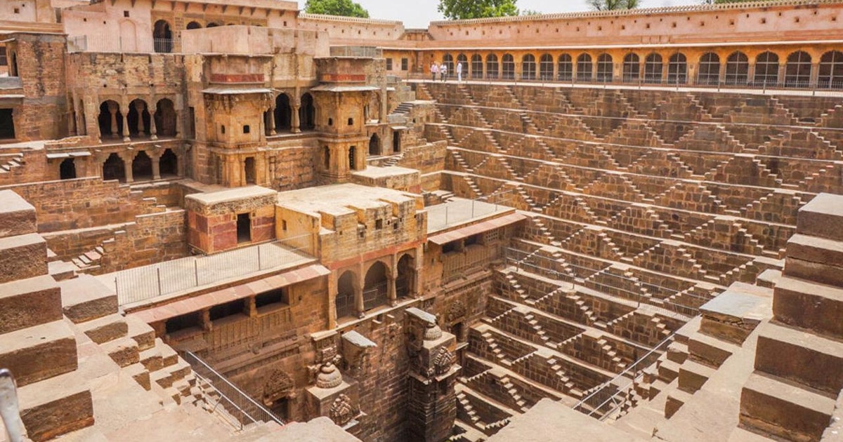 Transfer von Agra nach Jaipur über Fatehpur Sikri und Stepwell ...