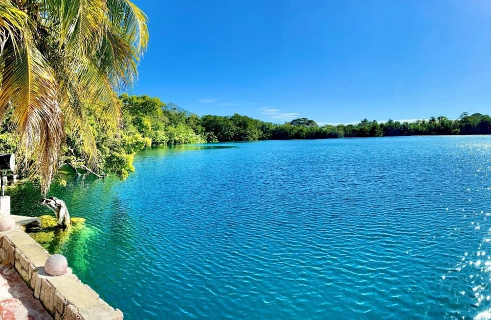 Excursión guiada de día completo en Bacalar: La Laguna de los Siete ...