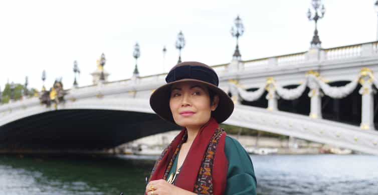 Paris: Professional photoshoot at Alexander III bridge | GetYourGuide