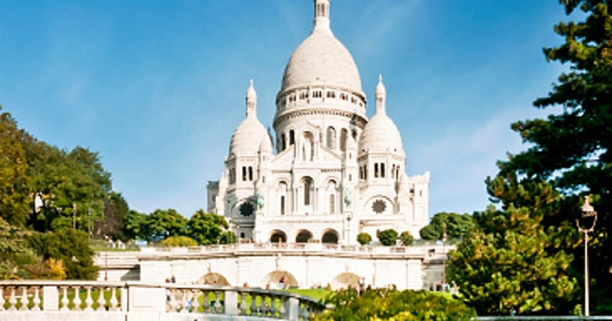 Outdoor show : The Montmartre of writers, Paris | GetYourGuide