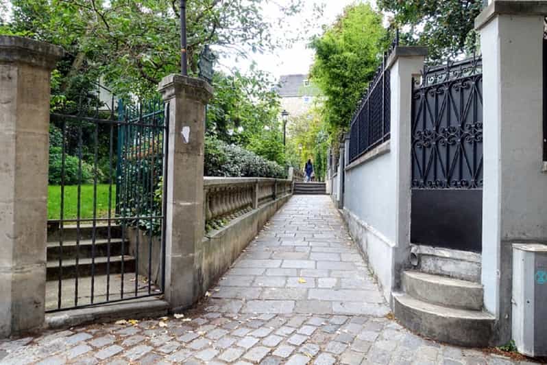 Outdoor show : The Montmartre of writers, Paris | GetYourGuide