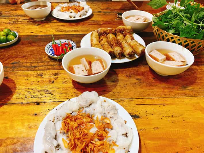 Hanoi: 7 Tastings Street Food Tour with Train Street | GetYourGuide
