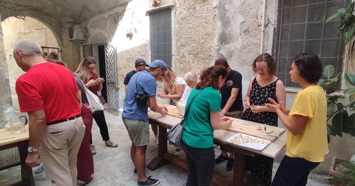 Lecce: Pasta maken op een binnenplaats uit 1400 met wijn | GetYourGuide