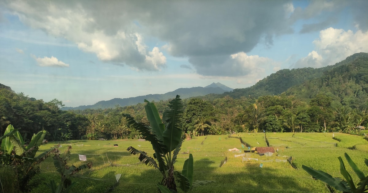 Jakarta: Actieve vulkaan, waterval &mooi plaatselijk dorp | GetYourGuide