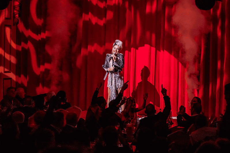 Dresden: Eintrittskarte für die Travestie-Revue-Show | GetYourGuide