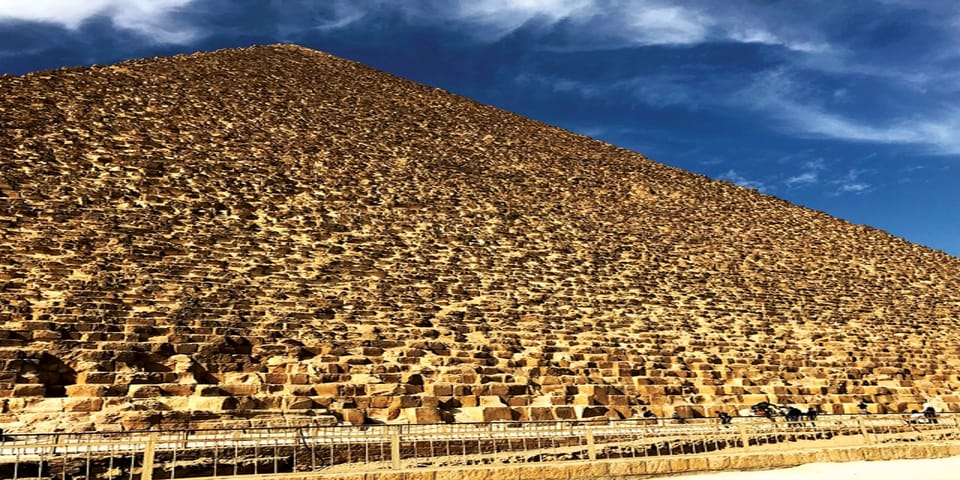 Cairo: Fælles halvdagstur til pyramiderne i Giza &guide | GetYourGuide