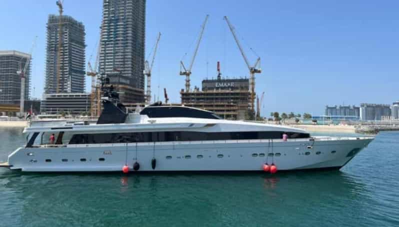 131ft Azimut 90 Guest | GetYourGuide