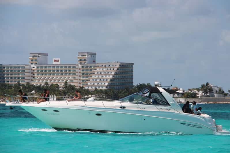 Yate privado en Cancún para un máximo de 15 personas | GetYourGuide