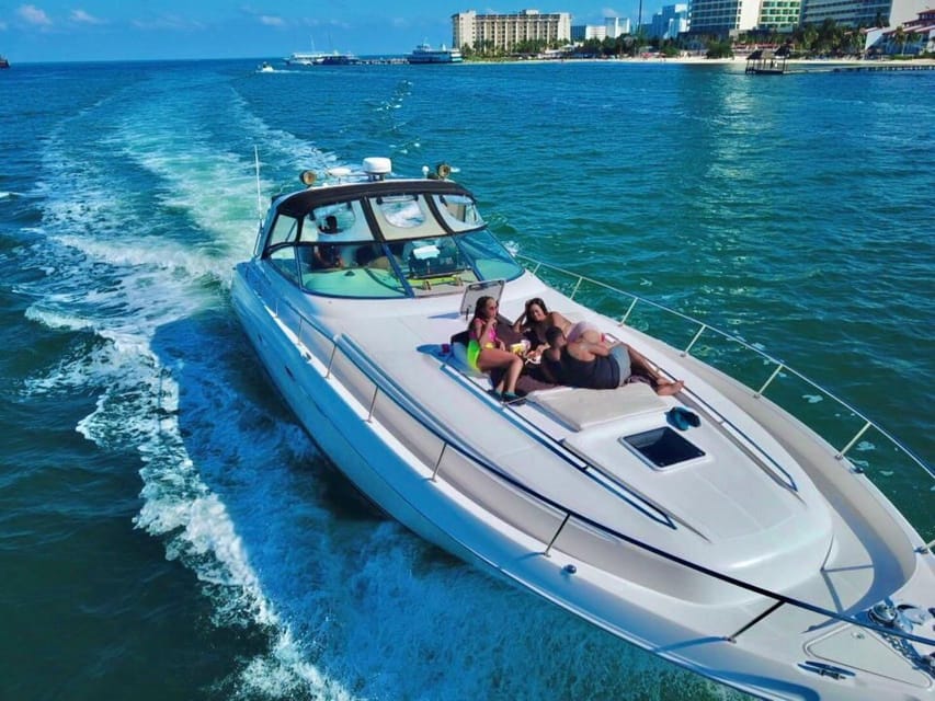 Yate privado en Cancún para un máximo de 15 personas | GetYourGuide