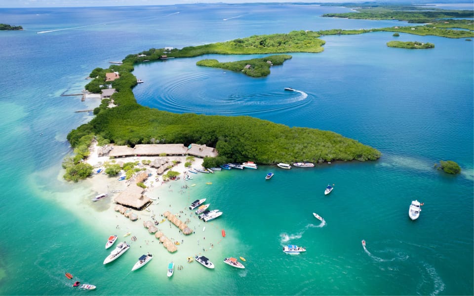 Cartagena: tour en barco por 5 islas con parada nocturna ...