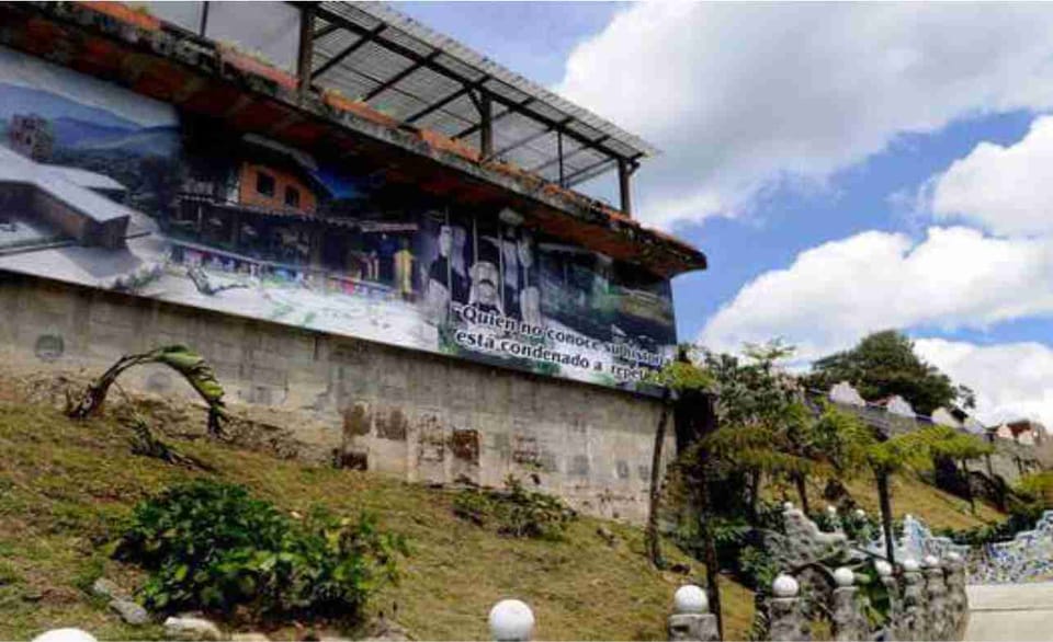 Medellín: Pablo Escobar & Comuna 13 Full-Day Tour with Lunch | GetYourGuide