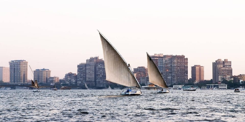 El Cairo: Paseo en feluca por el río Nilo con comida | GetYourGuide