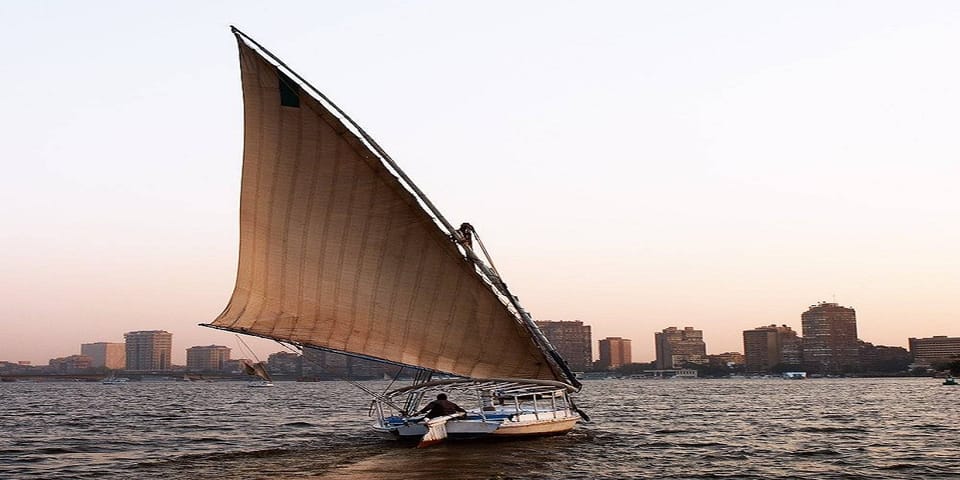 El Cairo: Paseo en feluca por el río Nilo con comida | GetYourGuide