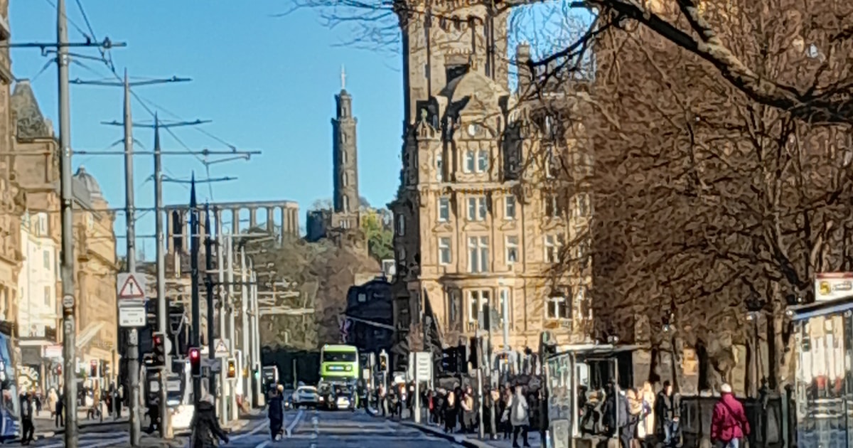 Edinburgh Castle to Scott Monument private tour | GetYourGuide