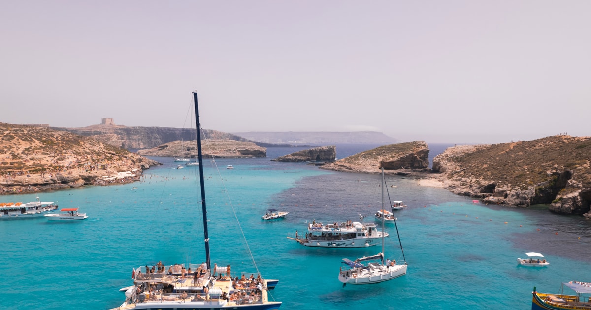 Comino: Blue Lagoon catamarancruise met lunch en open bar | GetYourGuide