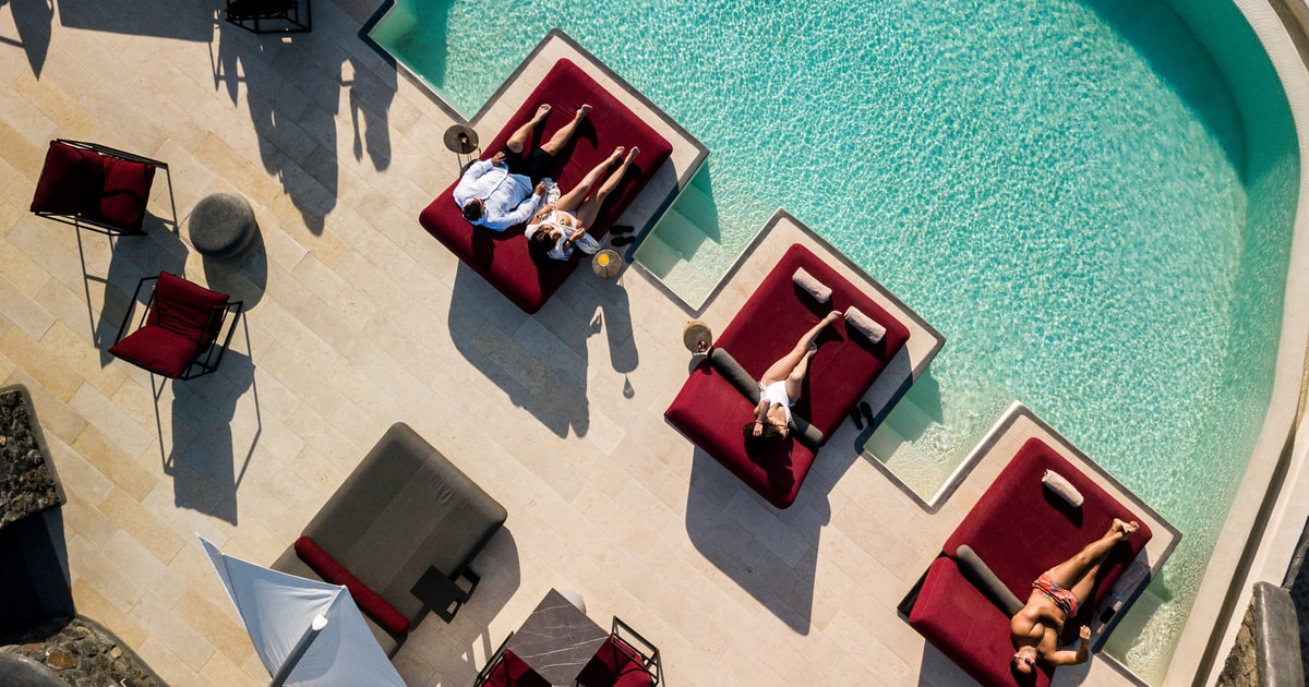 Daybed Relaxation mit Infinity-Pool-Nutzung mit Caldera-Blick ...
