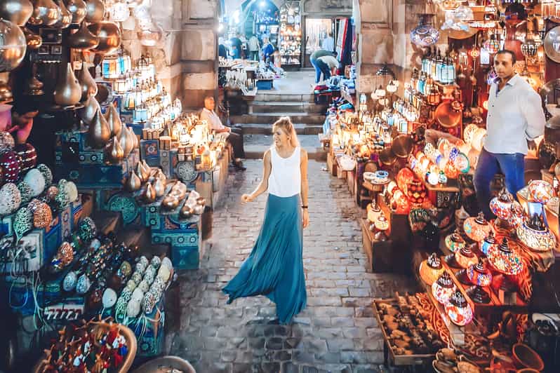 El Cairo: Visita guiada nocturna femenina al mercado de Khan El Khalili | GetYourGuide