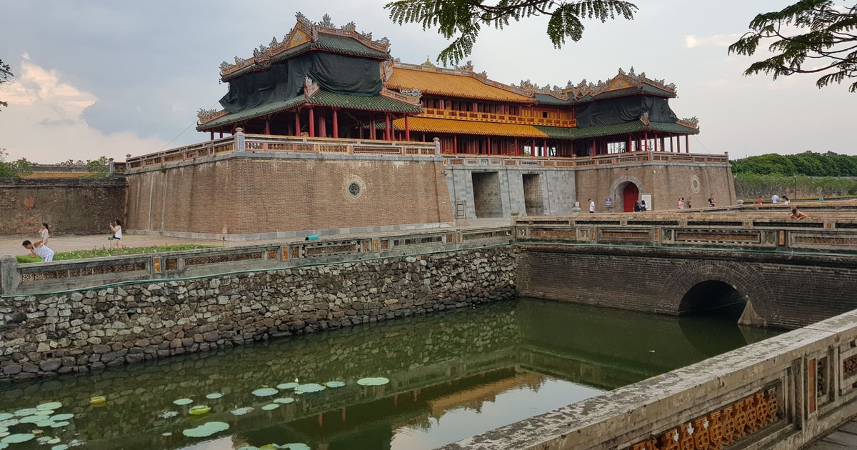 Von Hue: Einfacher geteilter Bustransfer nach Da Nang | GetYourGuide