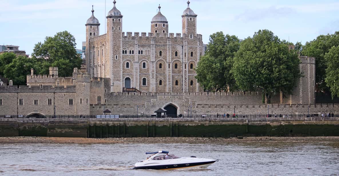 London: 2 timmars privat hyra av lyxbåt på Themsen | GetYourGuide