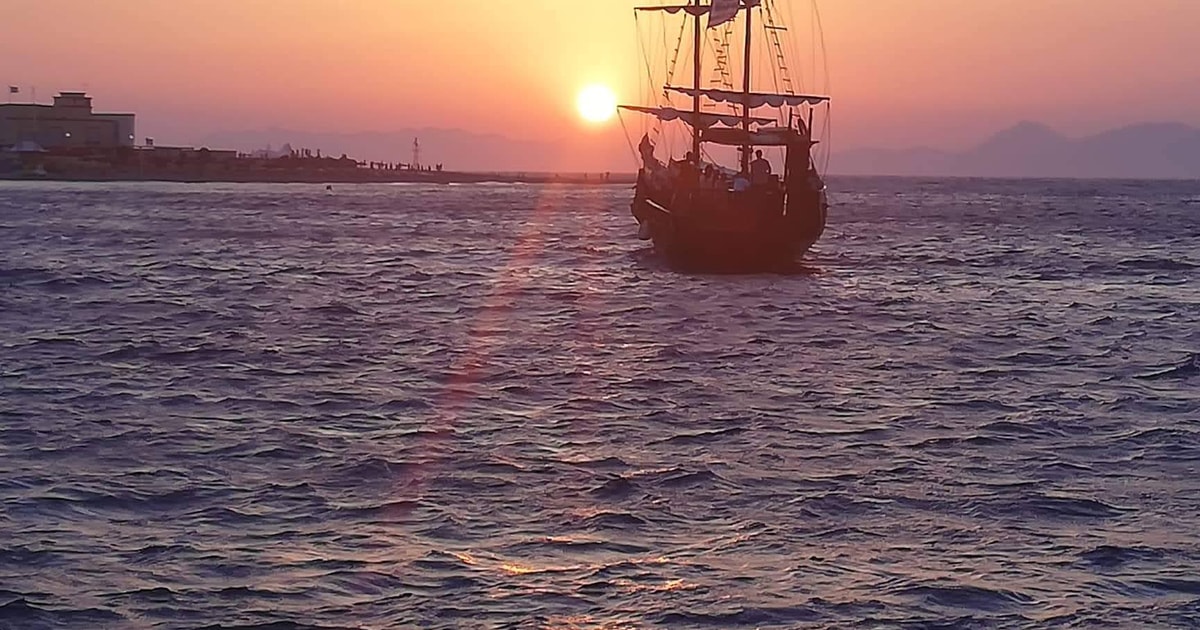 Rhodos: 1-stündige Sonnenuntergangsfahrt auf einem Boot aus dem 18 ...