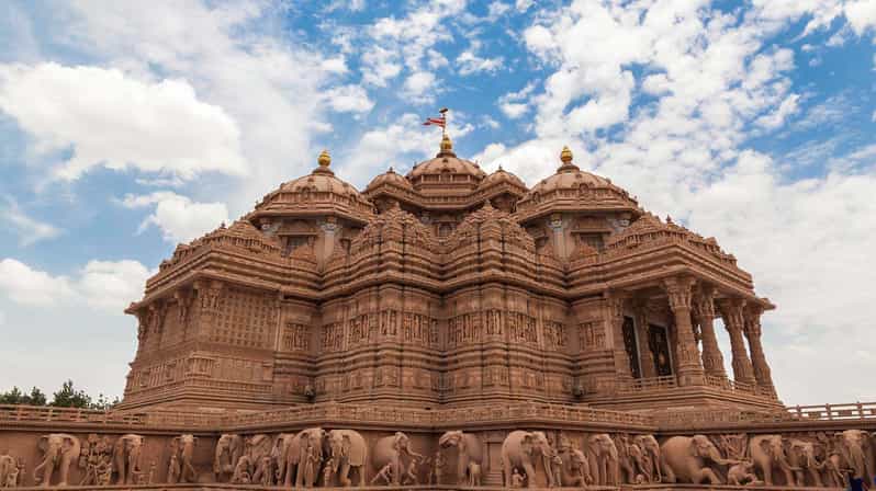 Akshardham Temple and Secret Agrasen Baoli Walking Tour | GetYourGuide