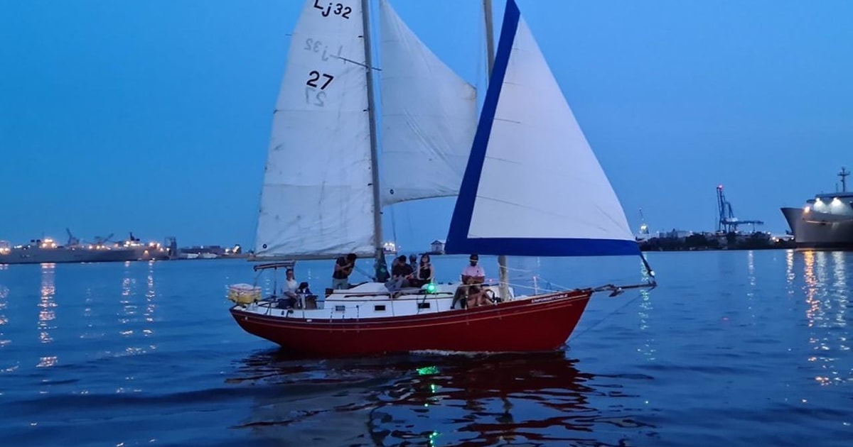 Baltimore: Inner Harbor Moonlight Cruise on a Classic Ship | GetYourGuide