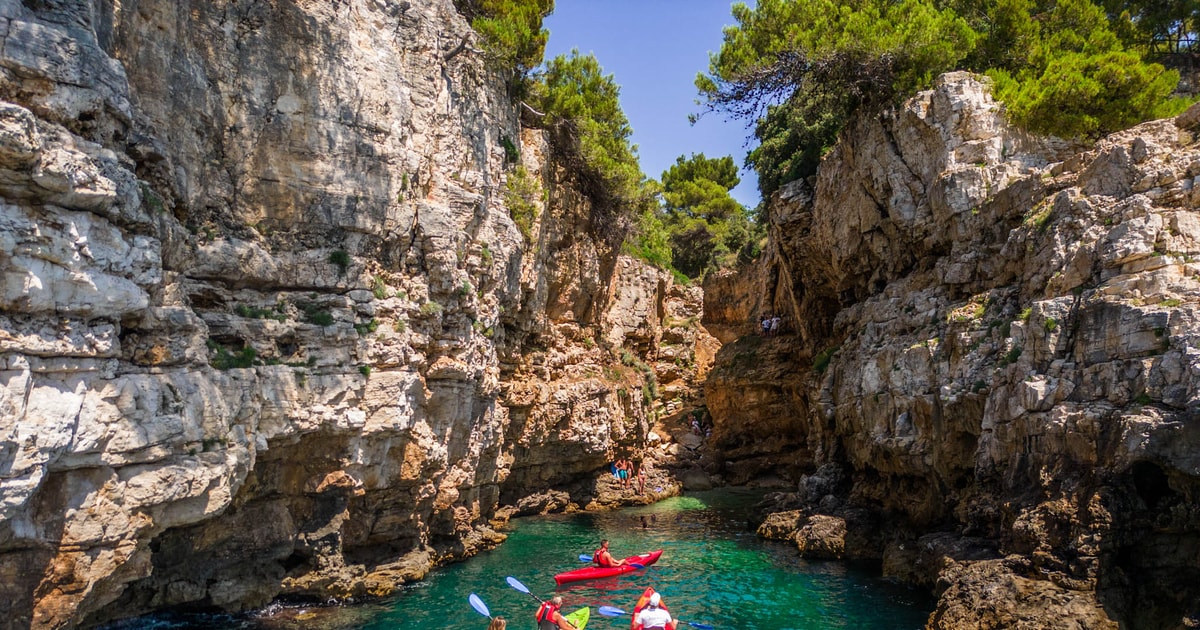 Pula: Kajakeventyr med grotte- og ø-snorkling | GetYourGuide