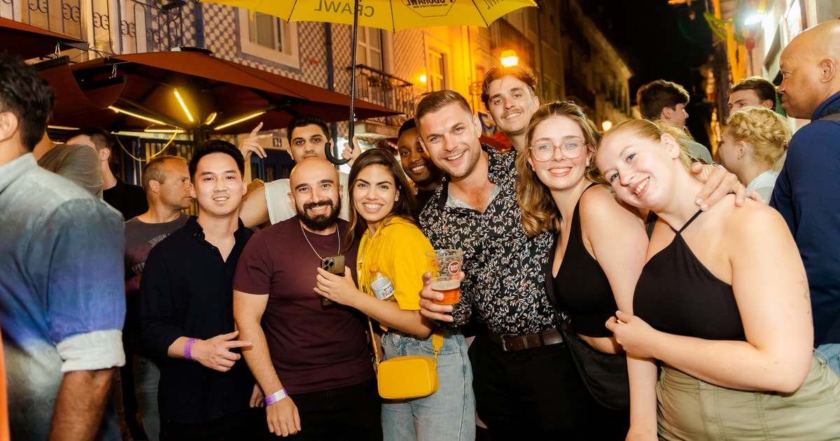 Lissabon Premium Kroegentocht: 1 uur Open Bar, Shots, VIP Club Toegang ...