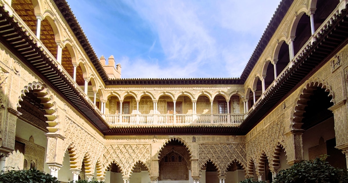Sevilija: Ekskursija po Alkazarą su gidu ir įėjimo bilietu | GetYourGuide