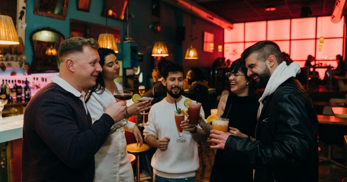 London: Drunken History Walking Tour with Included Drinks | GetYourGuide