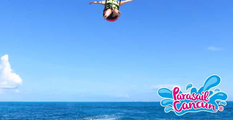 Parasailen met vervoer in Playa Mujeres zone Cancún | GetYourGuide