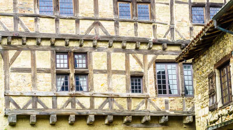 Show : Ode to life by the bicentenary lime tree of Pérouges | GetYourGuide