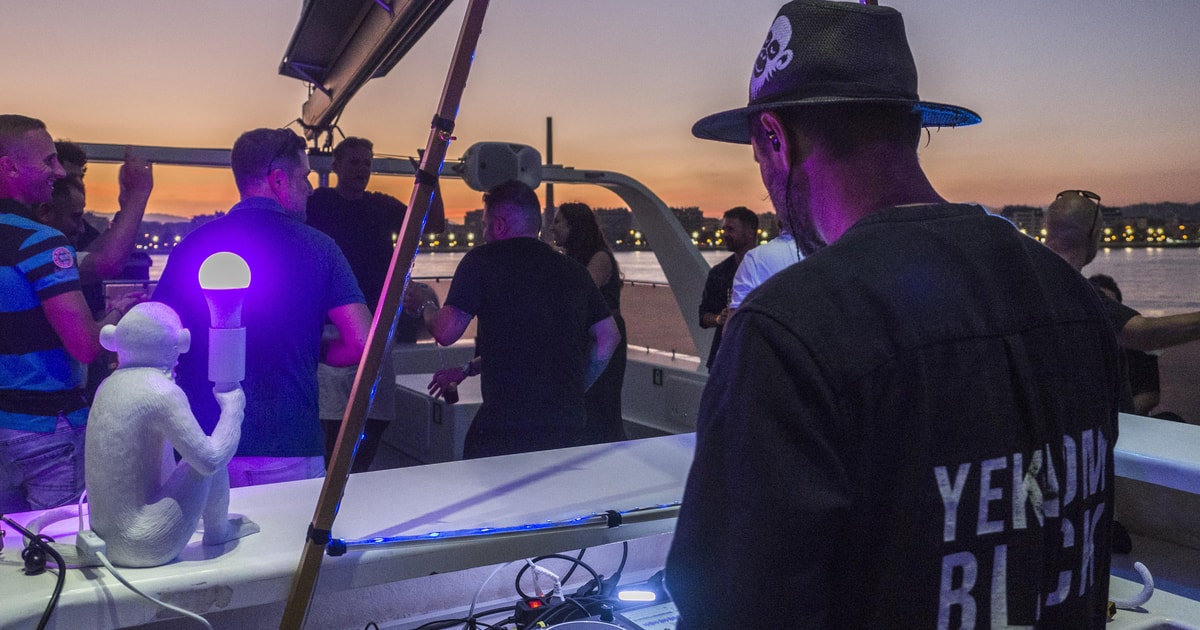 Málaga: Crucero en Catamarán a Vela al Atardecer con DJ en Directo y ...