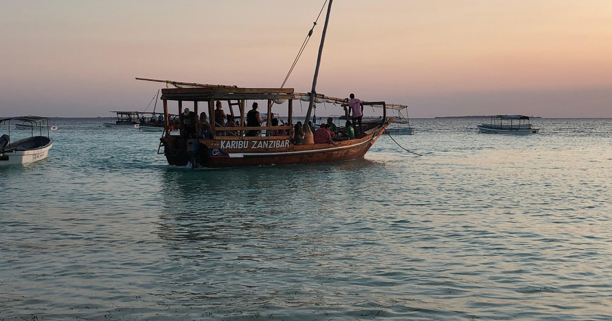 Zanzibar: crociera in dhow al tramonto | GetYourGuide