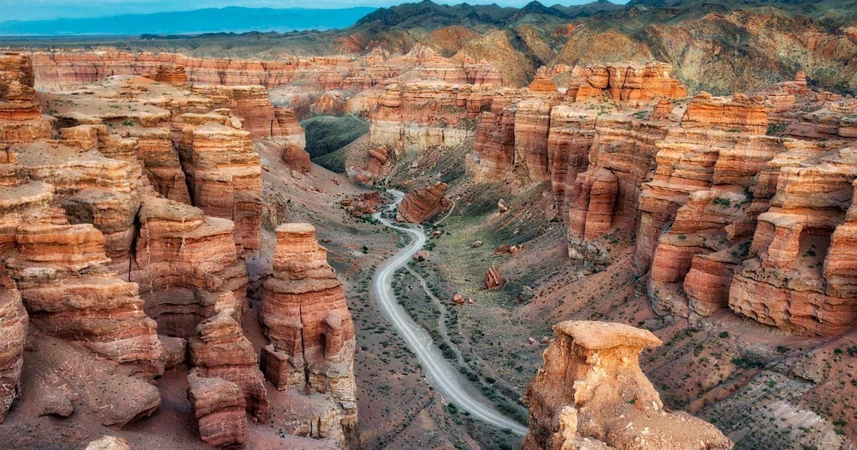 Privilegierte Autotour zum Charyn Canyon und Kolsay See | GetYourGuide