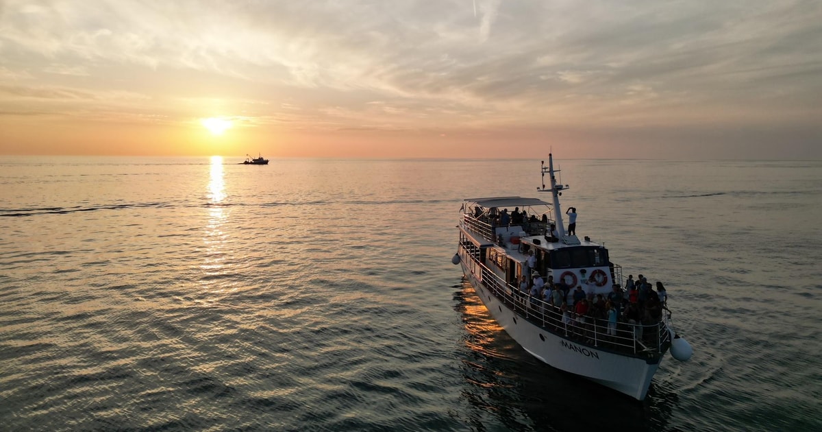 Poreč: Sunset Dolphin Safari with Dinner and Drinks | GetYourGuide