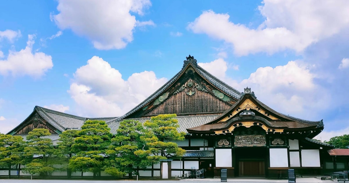 Osaka/Kyoto: Nijo Slot, Kurama, Kifune og Onsen dagstur | GetYourGuide