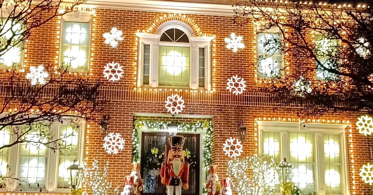 New York City Lights: Dyker Heights, South Street Sea Port, hajó ...