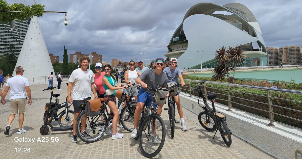 Valencia: Stadens höjdpunkter E-Bike/Bike Tour med guide | GetYourGuide