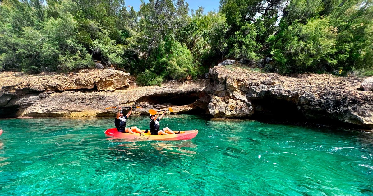 Alcudia: Kajakpaddling med snorkling och bad i havsgrottor | GetYourGuide