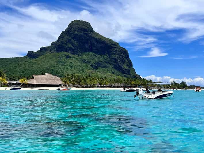 Le Morne : Tour en bateau privé Observation des dauphins et baignade ...