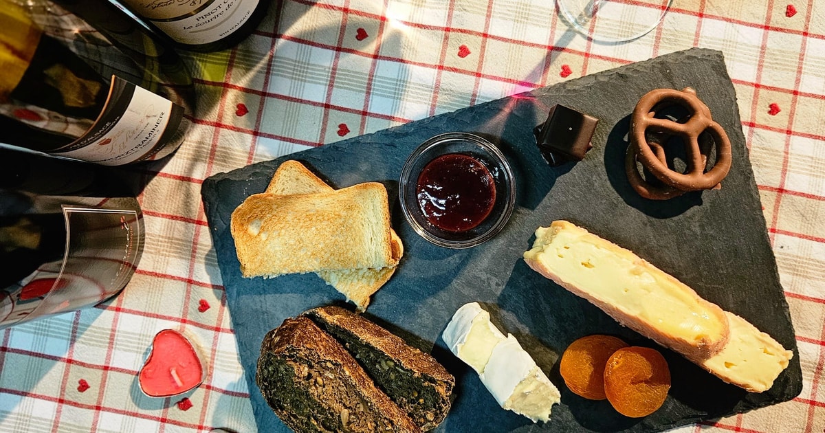 Ystävänpäivä viinitilalla (viiniä, juustoa ja suklaata) | GetYourGuide